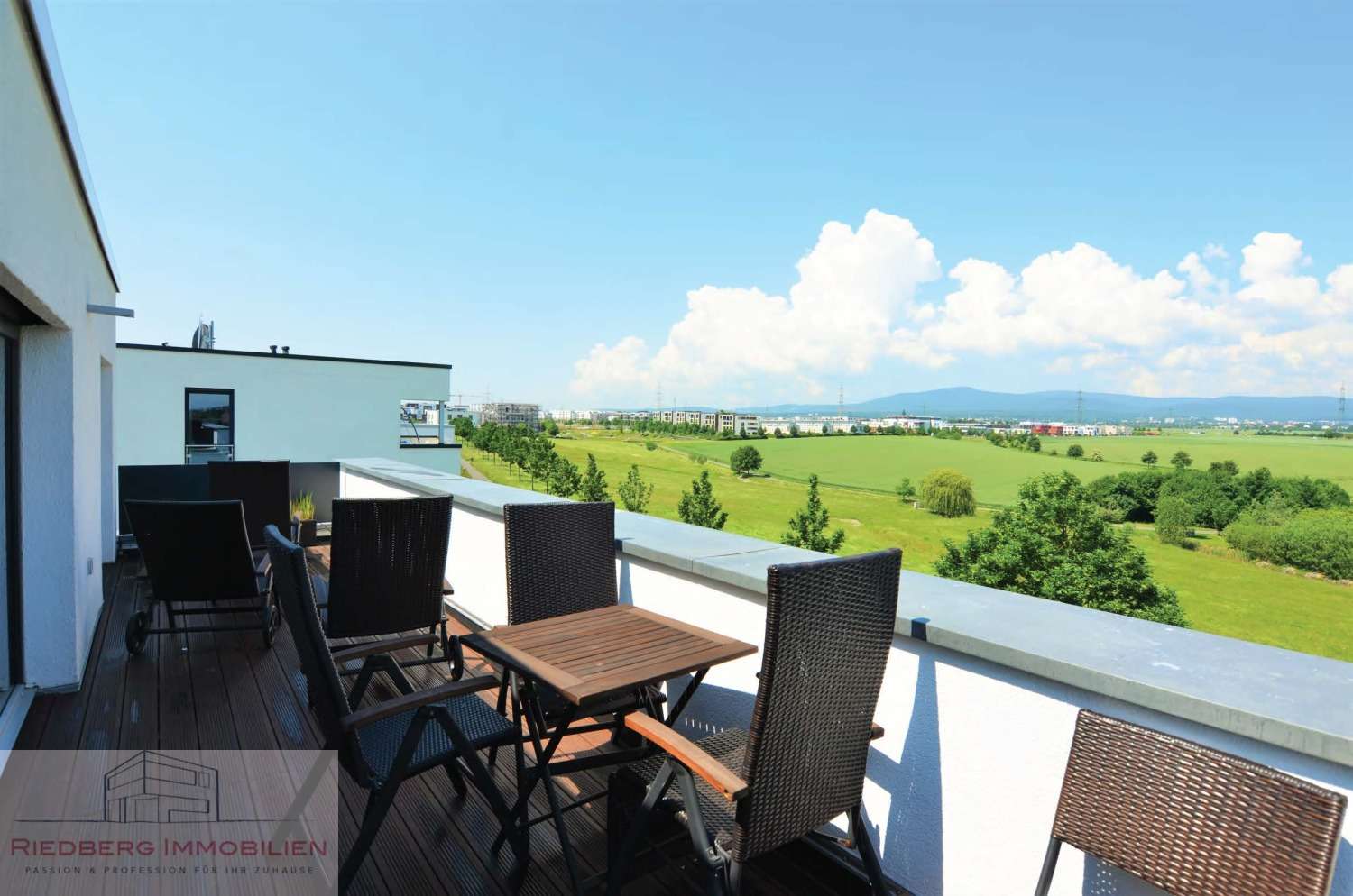 Traum-Villa Frankfurt-Riedberg in Parklage mit Panorama-Blick in den ...