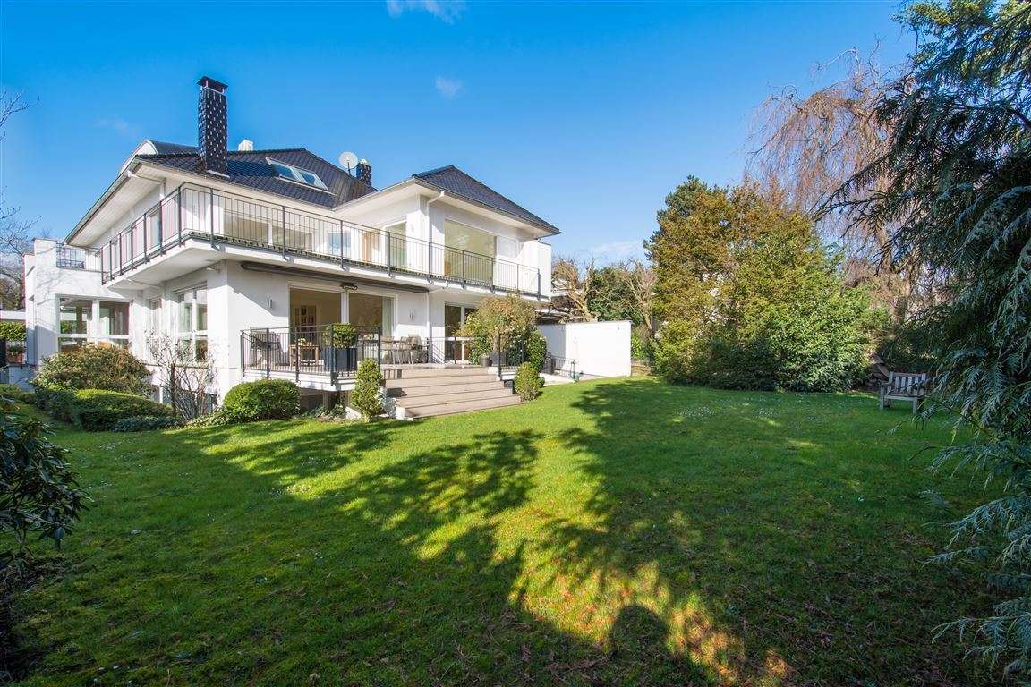 Großzügiges, lichtdurchflutetes Villenanwesen in bester Lage von Bad ...